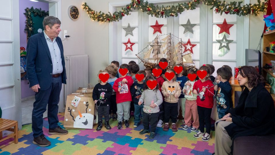 Ο Δήμαρχος κ. Ιωάννης Ηλίας, μοίρασε δώρα στους Βρεφικούς, Παιδικούς ...